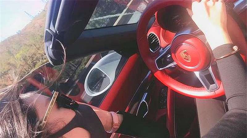 开敞篷跑车,又想吹风又不想被晒,只能这么做,真麻烦!