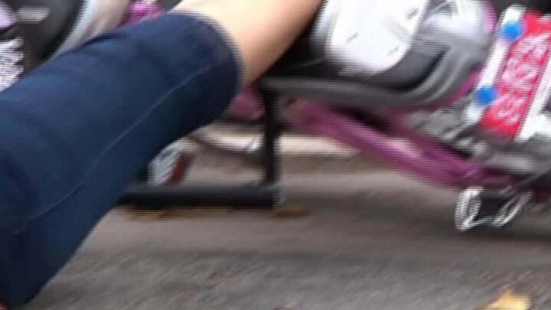 【拍客】女子被车门撞翻遭碾压身亡