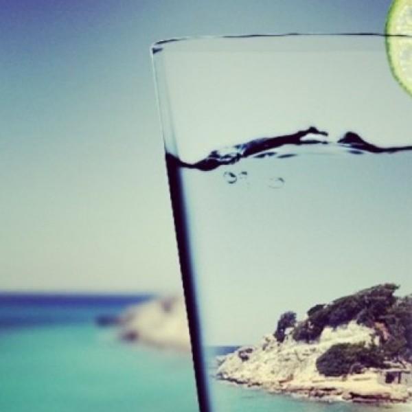 一杯沸腾的白开水 