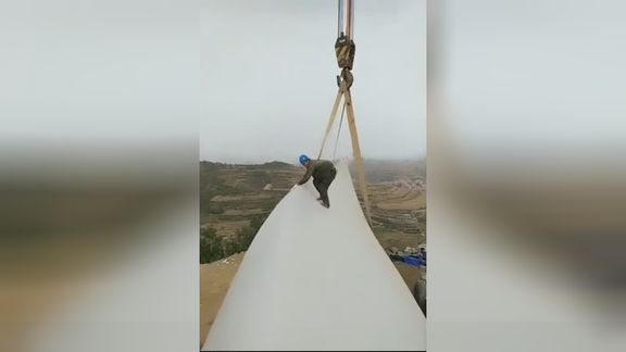 拿生命在开玩笑,连安全带都不系