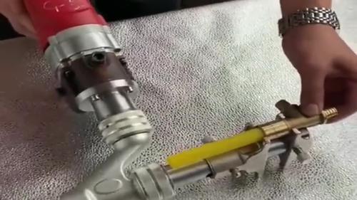 水管接口铆接枪,科技改变生活!工人工作的好搭档!