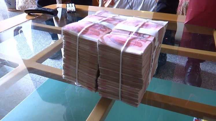 76秒丨淄博老人晨练捡到20万现金赶紧报警 失主上门致谢