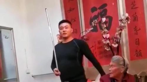 表哥曾经是北京奥运会开幕式的甩旗手,回看他练习的视频,有一股英气