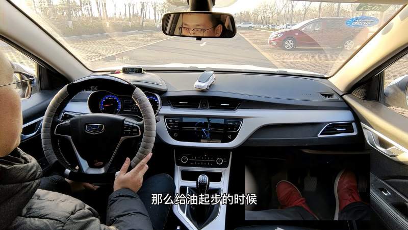 手动挡给油起步的操作方法,离合器到半联动还需要停一下吗?