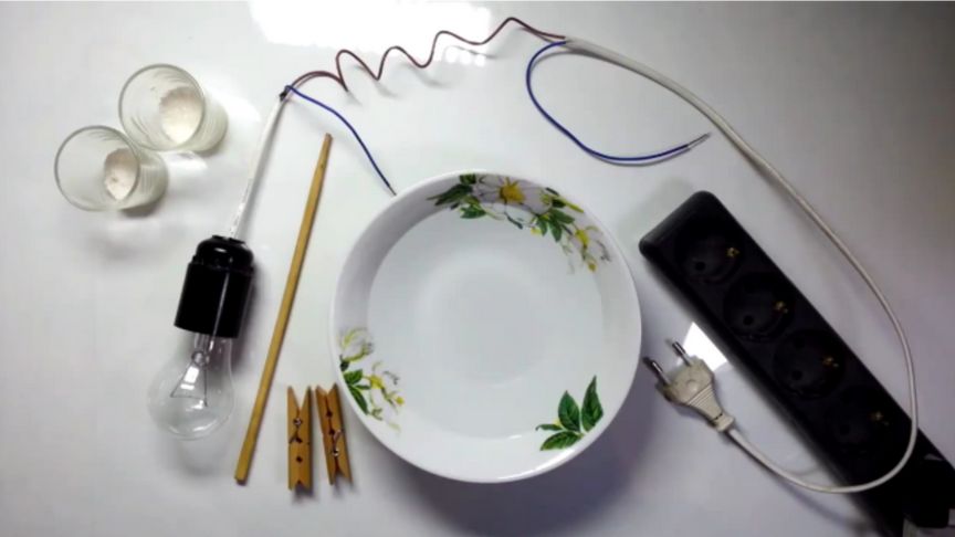 水真的能通电吗?看完这个实验你就知道了!