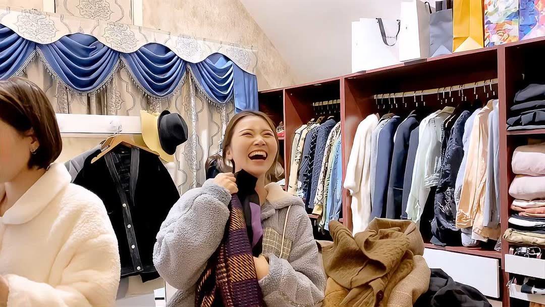 路妹回娘家 嫂子豪气送衣服送鞋子送爱马仕手表 时刻为小姑子着想