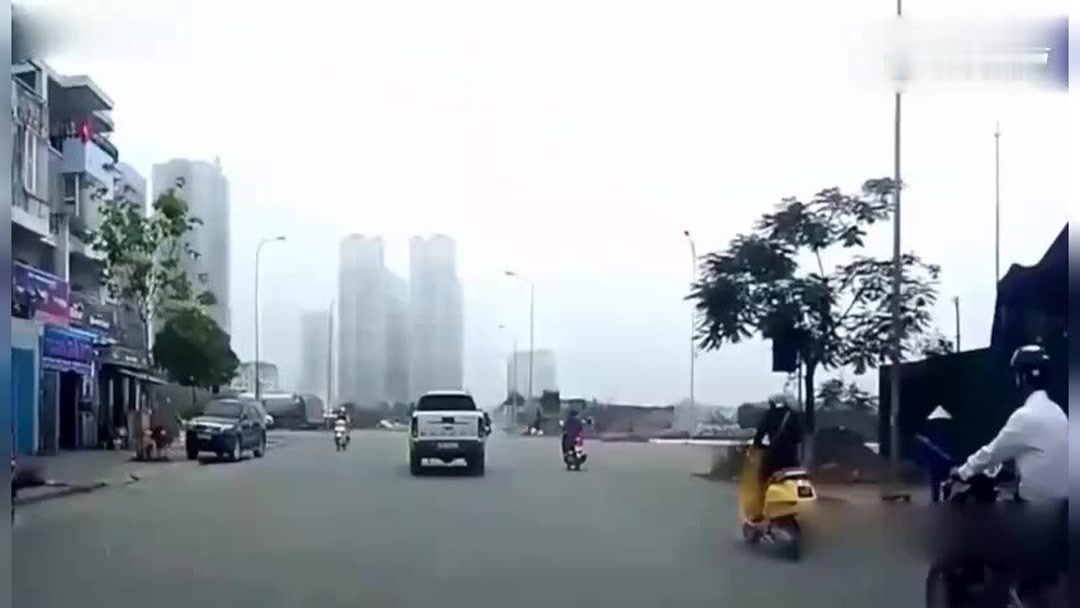 电动车转弯时连一眼都没瞧过,真怀疑她是在碰瓷!