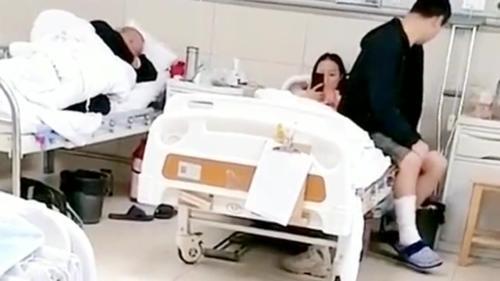 男的腿受伤,女朋友在医院照顾他,突然好羡慕这女的