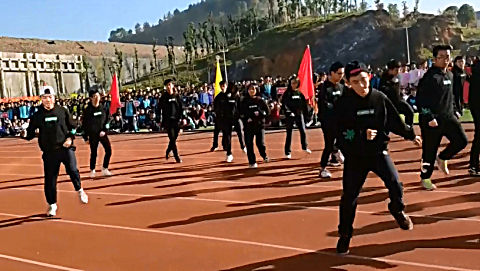一看就是理科班,运动会上的街舞表演,小姐姐说:你好帅!