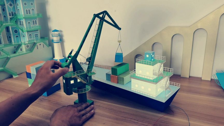 原本只要个静止的纸模型,最后把起重机的工作原理也做出来了