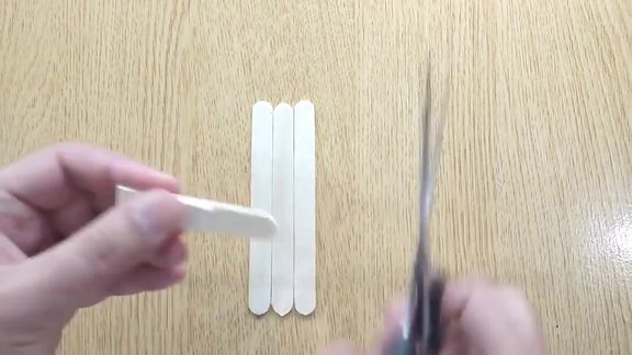 吃雪糕剩下的冰棍棒别扔,教你如何自制电动小汽车!