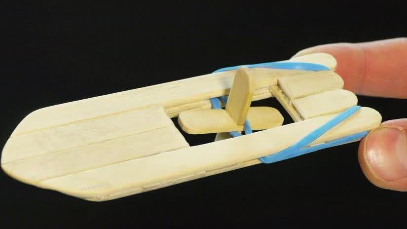 聪明人就是点子多,自制橡皮筋动力船,下水的瞬间真是大开眼界啊