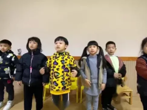 大班分级阅读故事《小憨抱抱》