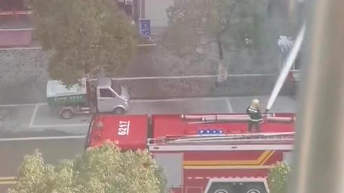 消防队这次消毒,真是太给力了,喷洒的范围居然到我这里了!