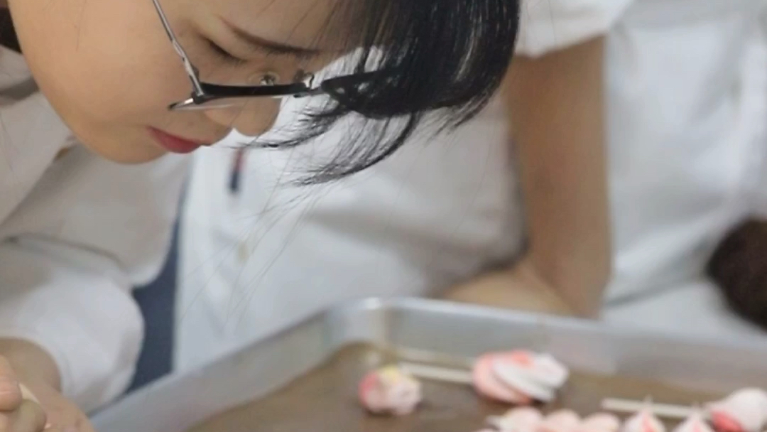 蛋糕装饰课程,咨询课程学费回复1,制作超级可爱的蛋白糖。