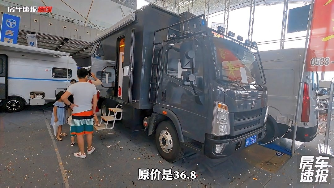 重汽豪沃硬汉房车直降7万,20多万就能开回家,标配1880瓦太阳能