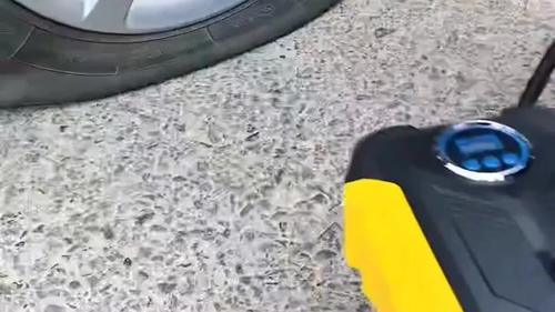 ...小心被人放了气?还好早有准备,用这个电动的高压气泵轻松给轮胎打气