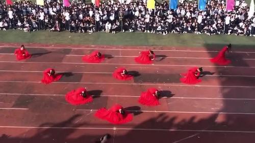 别人学校的小姐姐,运动会上穿古装跳舞,真的是太好看了