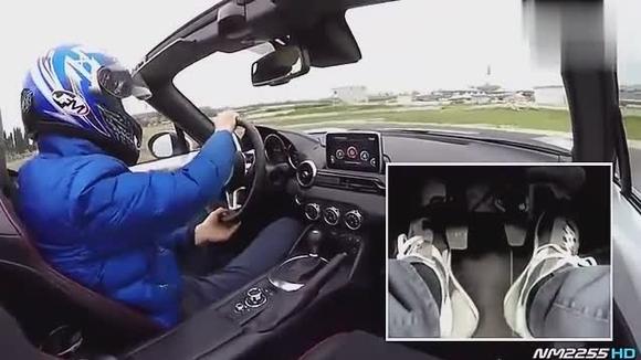 汽车特技漂移原来也不难呀,看赛车手是如何手脚协同做到的!