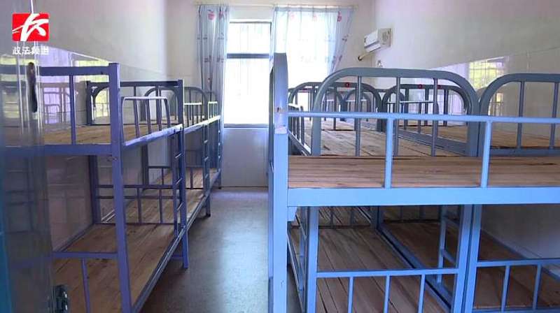 学校取消午托家长担忧上下学安全 每天接送需来回八趟