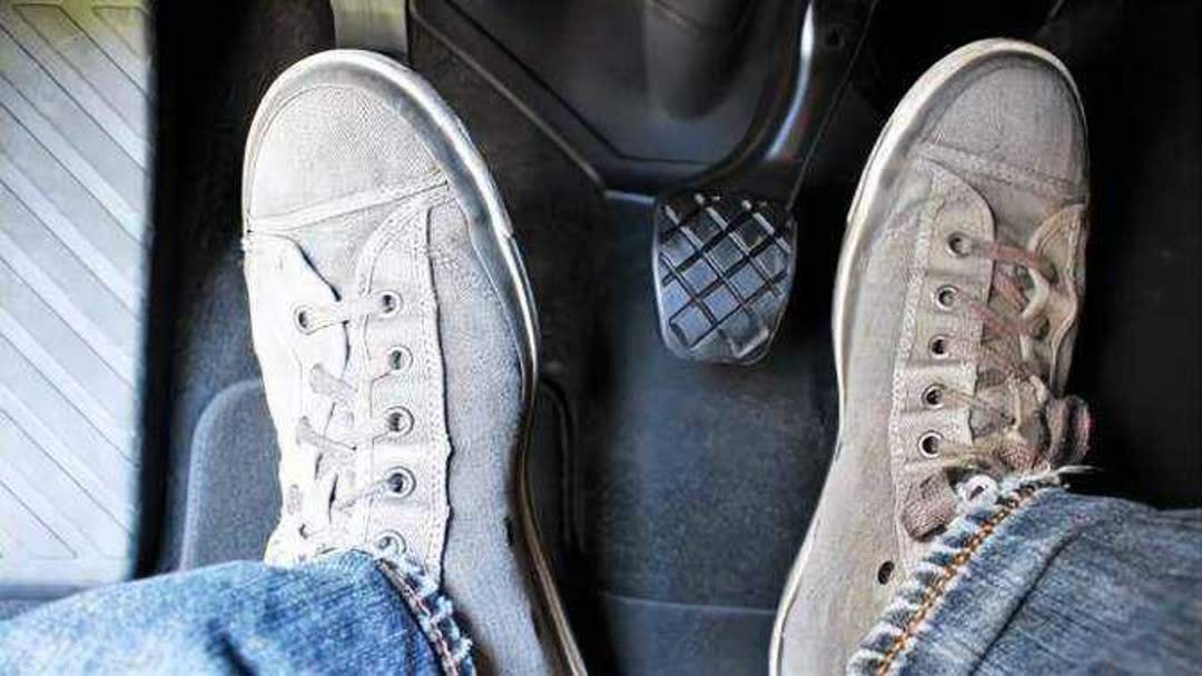 离合和刹车一起踩会怎样?听完老司机分析,大家都不敢这么干了