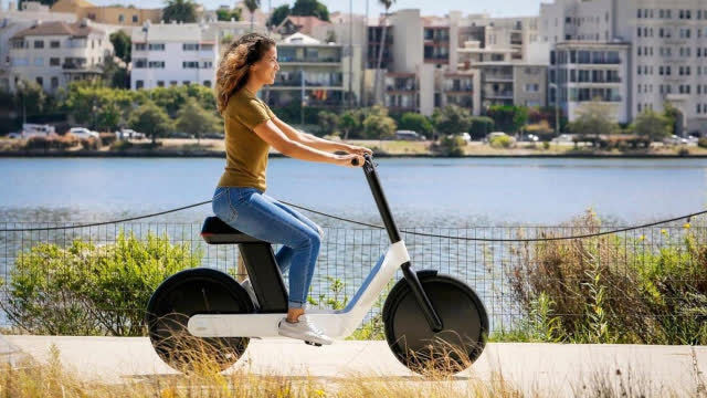 装了特斯拉电池的电动自行车,采用全封闭式设计,售价太便宜