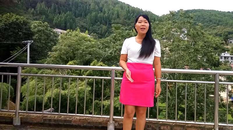 农村姑娘深情演唱《还珠格格》片尾曲真好听!看过电视的人都老了