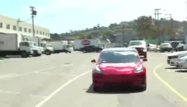 把一辆特斯拉Model 3改成皮卡会是什么效果?经历了什么?