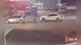 【浙江】行人边玩手机边过马路 遇到不看路司机惨遭撞飞