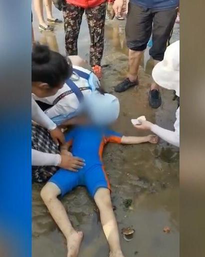 【谢谢你的不放弃!女医生跪地抢救溺水男童至恢复心跳[心]】3日,山东...