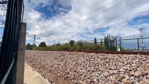 由昆明南开往丽江方向的D8763次列车快速通过!安全!近距离拍摄!