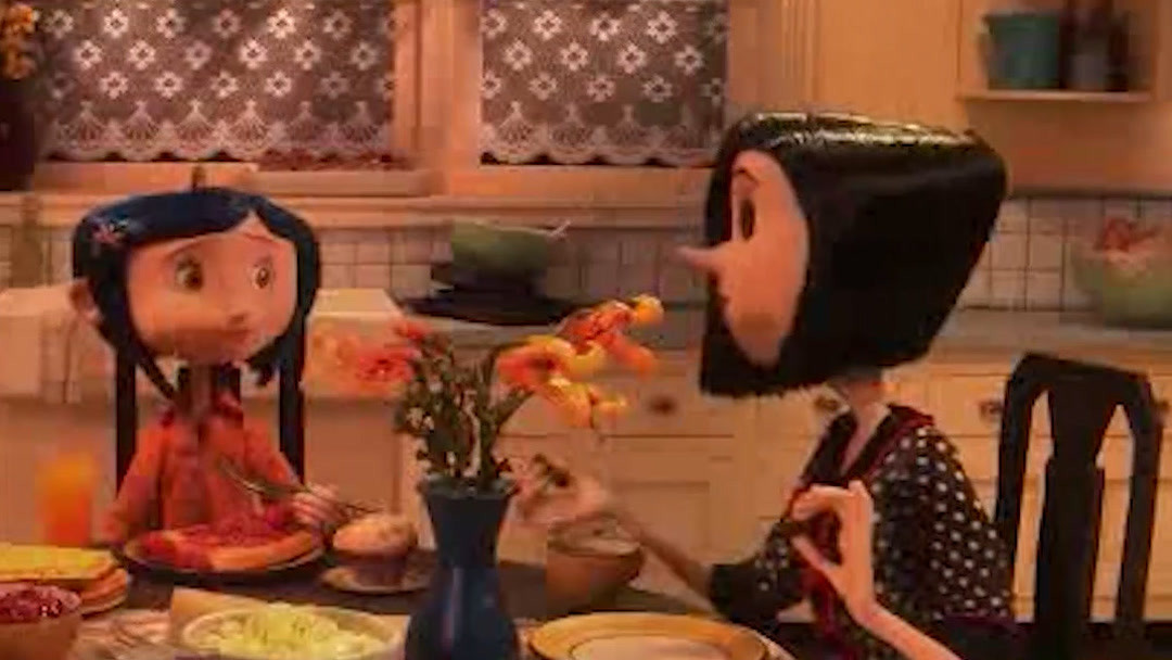 短片《鬼妈妈》,女孩发现家里不一样,妈妈让她把纽扣缝眼睛上!