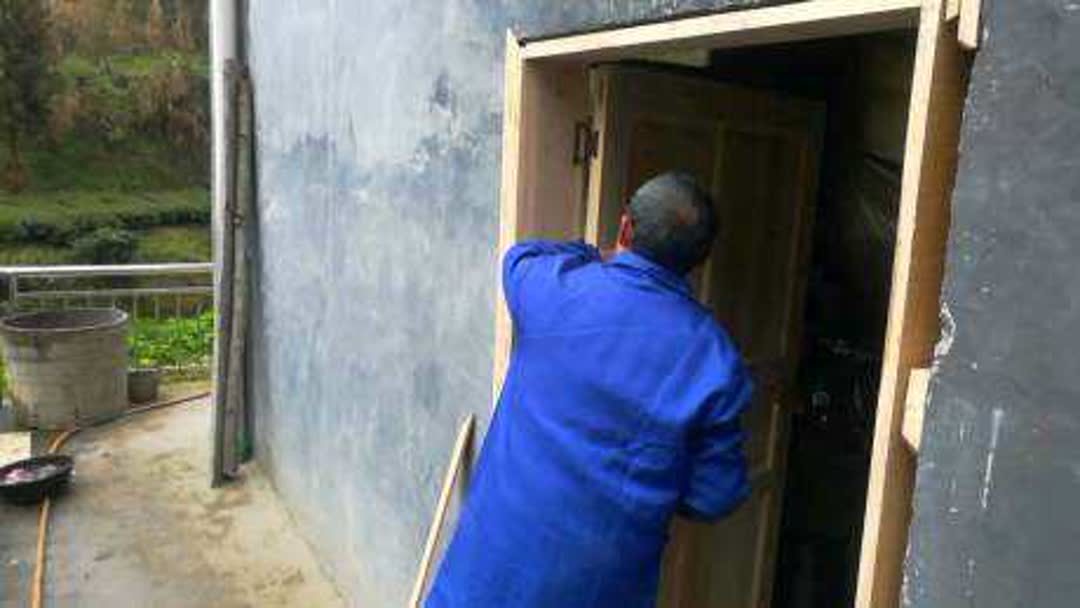 农村实木门安装、66岁老木匠50年手艺、可惜这样的手艺越来越少了