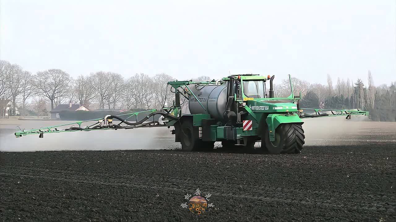 大型三轮农用车喷洒液态钾肥 这波操作太秀了 好大的轮子