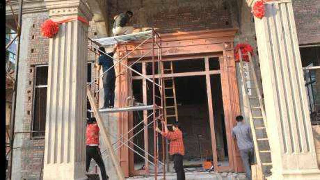 小伙一家做门窗,铝拉丝铜大门今天运去安装了,装起来效果不错