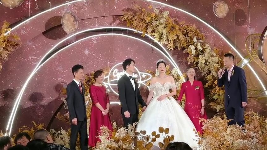 儿子儿媳妇于11月27日在福州中庚喜来登酒店举办隆重的婚庆典礼