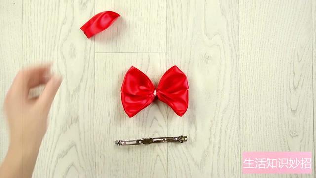 教你如何做一个彩带蝴蝶结发饰,一块布料轻松搞定,女生必备!