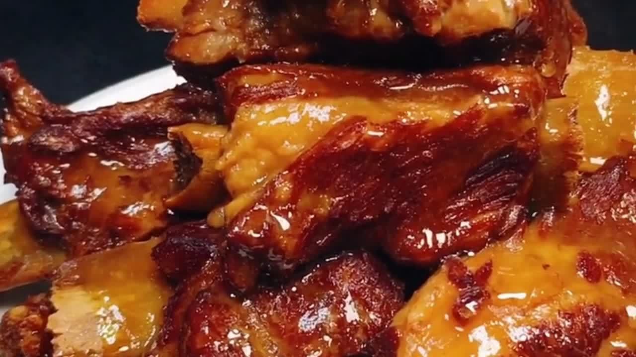 今天教大家一道好吃的家常菜,红烧排骨,做法简单易学,好吃下饭