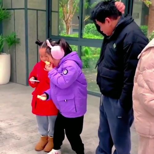 男人不守规矩插队,小朋友都看不下去了,一招直接解决