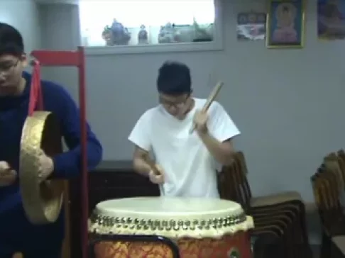 精彩舞狮鼓表演,兄弟两个一起打鼓,太棒了