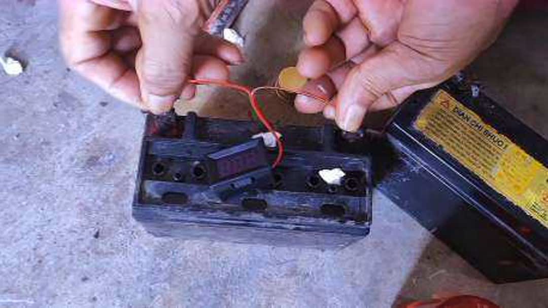 田耕地上:用新的修复液给旧电瓶加进去,也没能让它重新振作