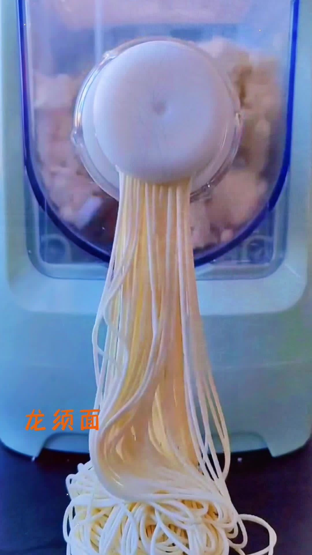 你家有这样的智能压面机吗?操作简单,想吃什么花样的面都...