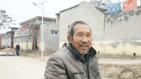 农村67岁老人2个儿子,如今靠捡垃圾为生,发生了什么?