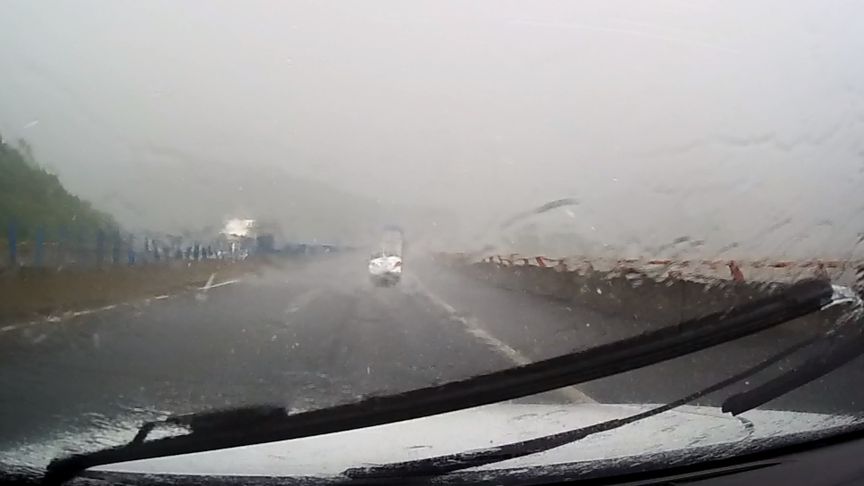 高速路上开船,出行注意安全