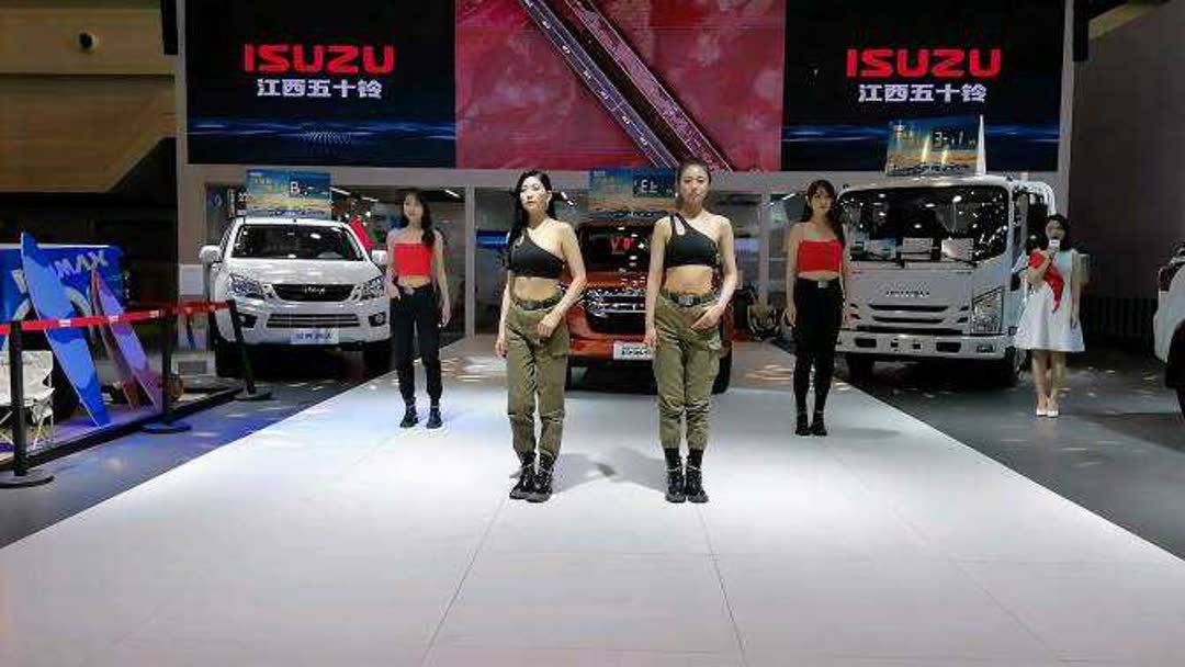 中原国际车展上的模特表演,飒