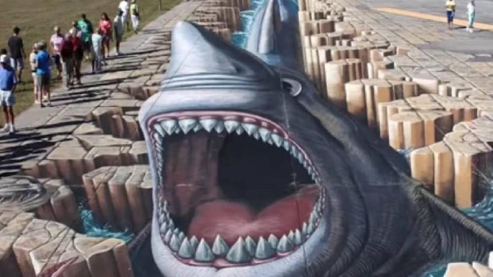 牛人在街上画了一条大鲨鱼,逼真到极致,路人:该怎么过?