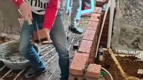 农民敲第一块可以理解,敲第二块是啥意思,你这不是祸害房主么