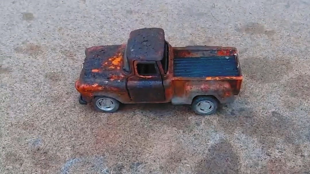 废弃的雪佛兰皮卡模型修复,大红色成品真惊艳,孩子又新增一玩具
