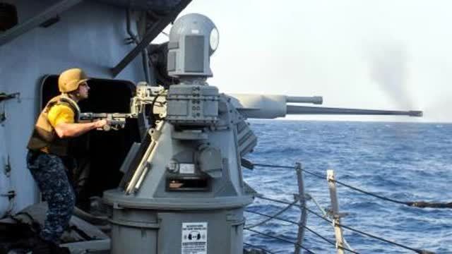 现代军舰为何保留舰炮?持续的火力压制,导弹不能比拟