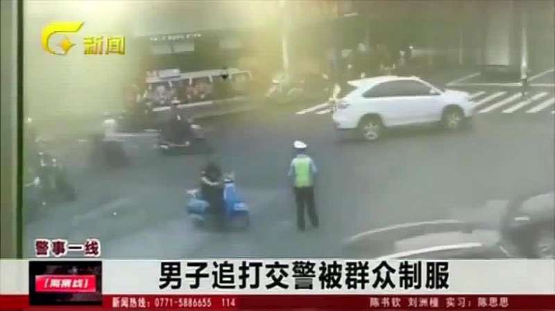 男子路口不满交警指挥,竟下车持铁棍殴打交警,监控拍下全过程